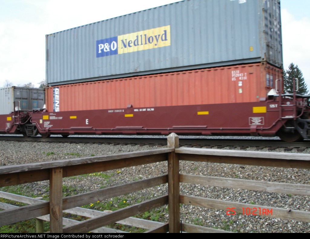 BNSF 238421E Double Stackcar w/GSTU 952843 Container EB